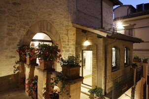 Fachada da propriedade à noite