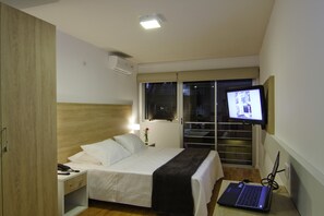 Cofres nos quartos, individualmente mobiliados, escrivaninha