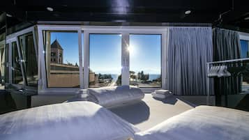 Quarto Duplo Superior | Secretária, cortinas/cortinados opacos, quartos insonorizados