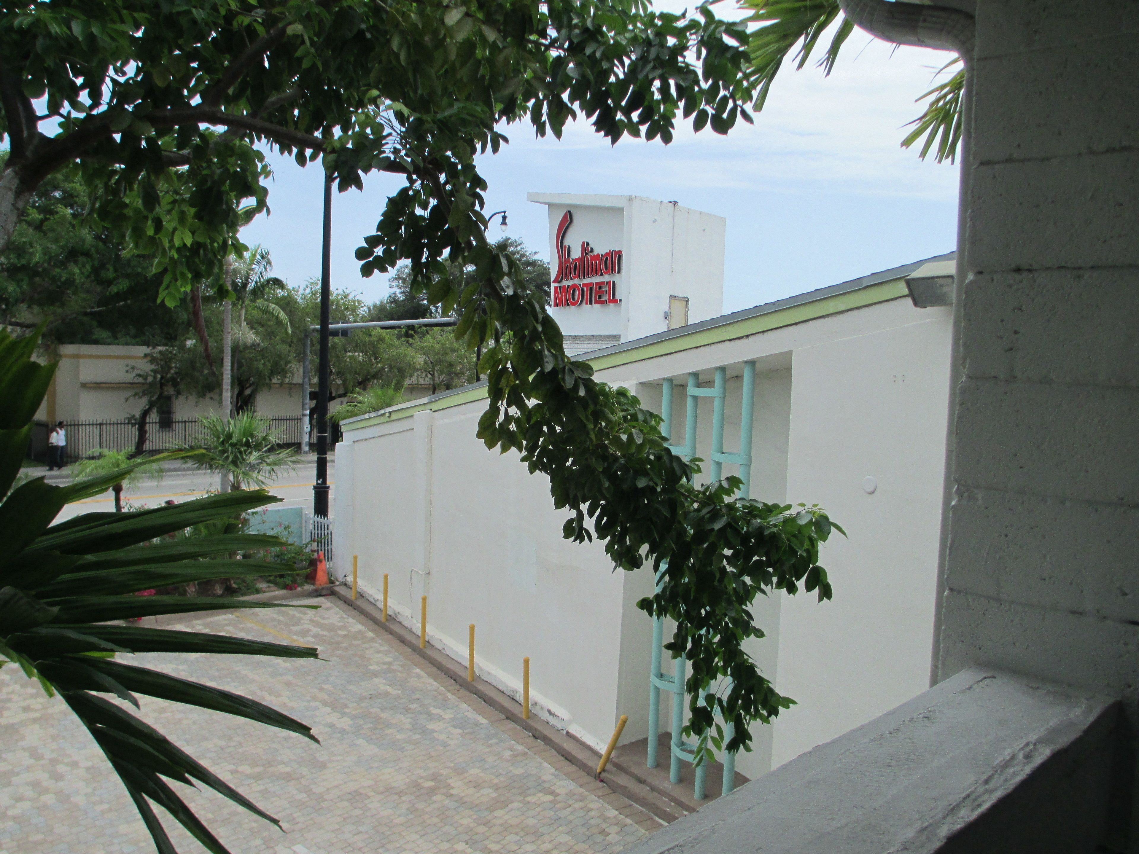 Vista de um edifício com uma placa que diz 'Shafimar Hotel'.