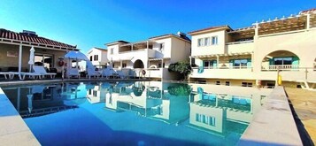 Piscina externa, guarda-sóis, espreguiçadeiras