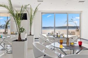 2 bares/lounges, um bar junto à piscina