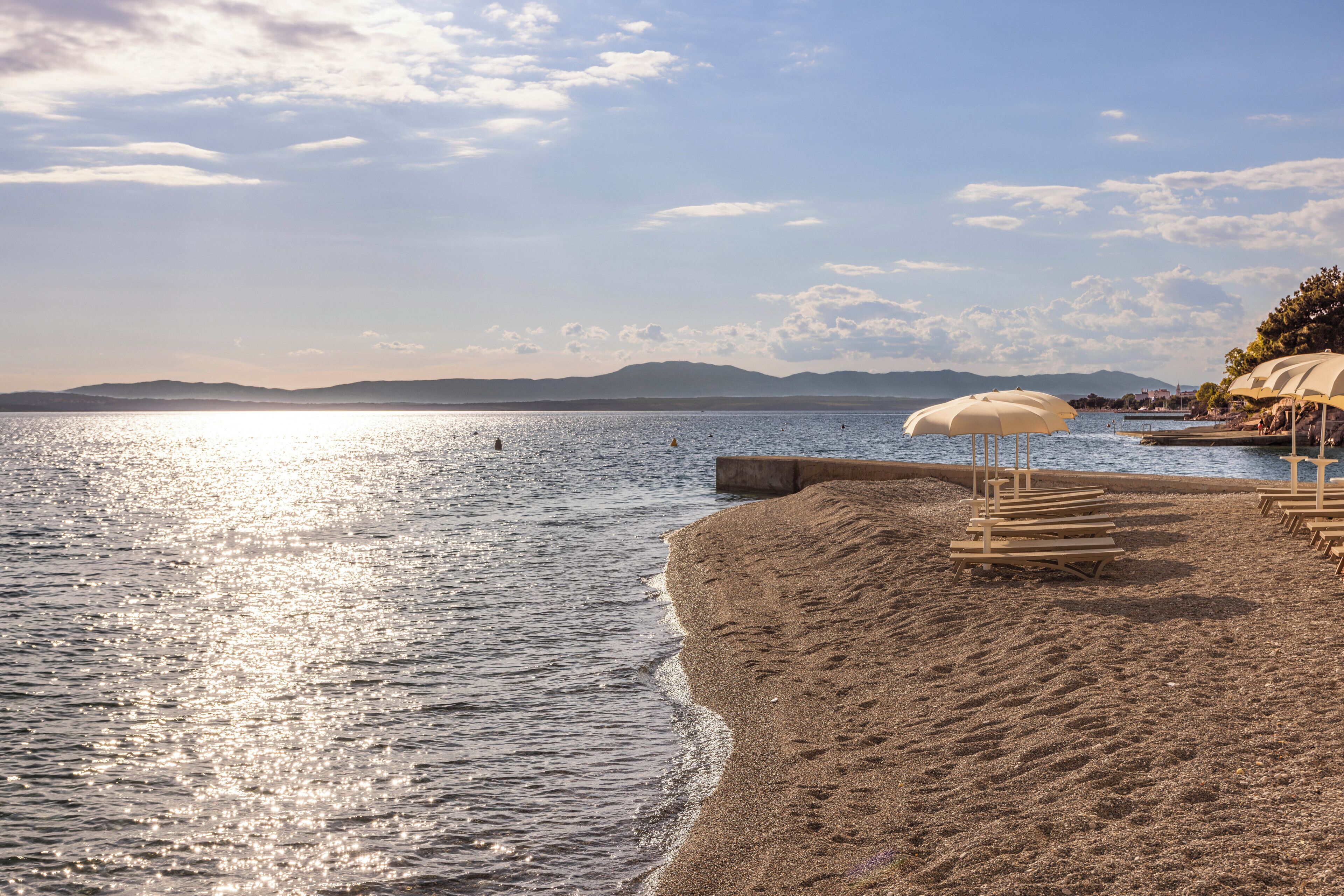 Praia particular, espreguiçadeiras, guarda-sóis, toalhas de praia 