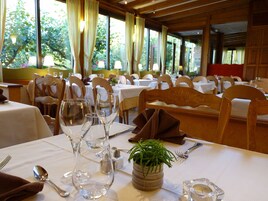 Café da manhã, almoço e jantar; culinária francesa 