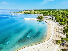 Praia particular, espreguiçadeiras, guarda-sóis, massagens na praia 
