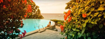 Piscina exterior, uma piscina transbordante, guarda-sóis