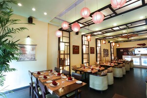 3 restaurantes, pequenos-almoços servidos, cozinha pan-asiática 