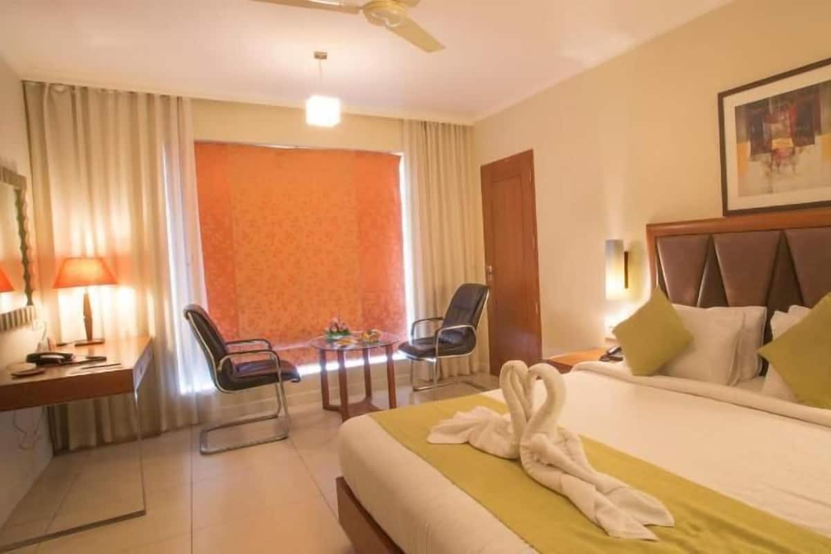 Roupas de cama premium, frigobar, cofres nos quartos, escrivaninha