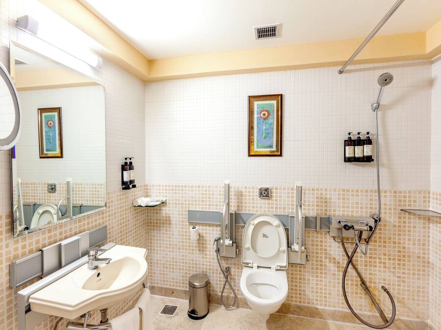Uma casa de banho com lavatório, sanita e chuveiro.
