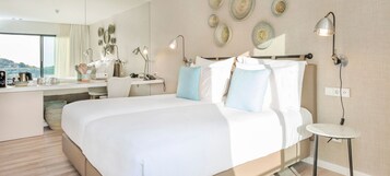 Quarto Familiar | Minibar, cofre no quarto, secretária, Wi-fi grátis 