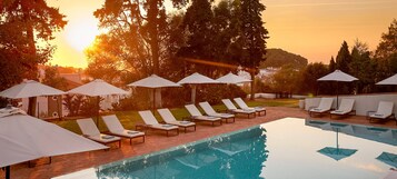 Piscina exterior, espreguiçadeiras 