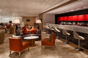 2 bares/lounges, um bar junto à piscina 