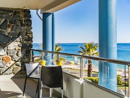 Quarto superior | Frigobar, escrivaninha, espaço de trabalho para notebook