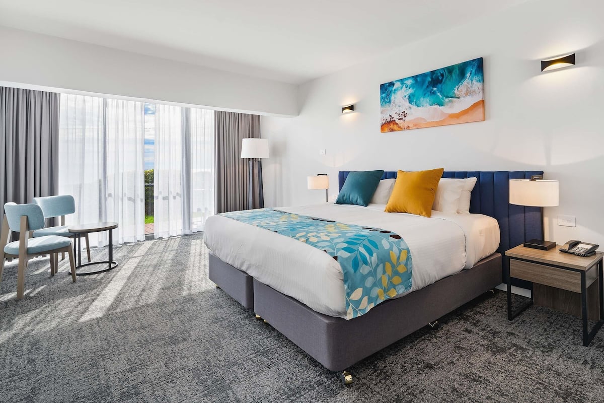 Quarto Executivo, 1 cama king-size, vista para o oceano | Minibar, secretária, secretária adequada para computadores portáteis