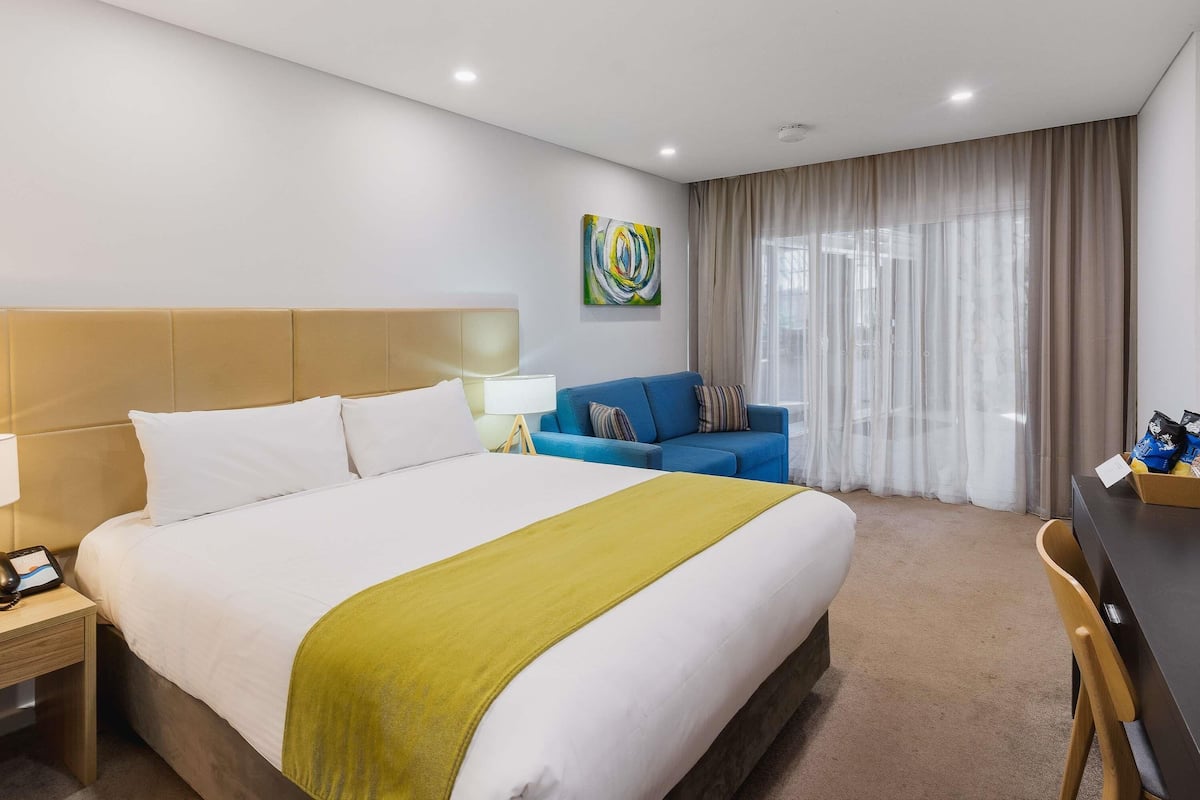 Quarto Standard, 1 cama queen-size, junto à piscina | Minibar, secretária, secretária adequada para computadores portáteis