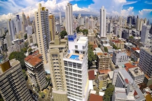 Uma área urbana com edifícios altos, incluindo um edifício notável com a placa 'TRYP BY THE RYLAND'.