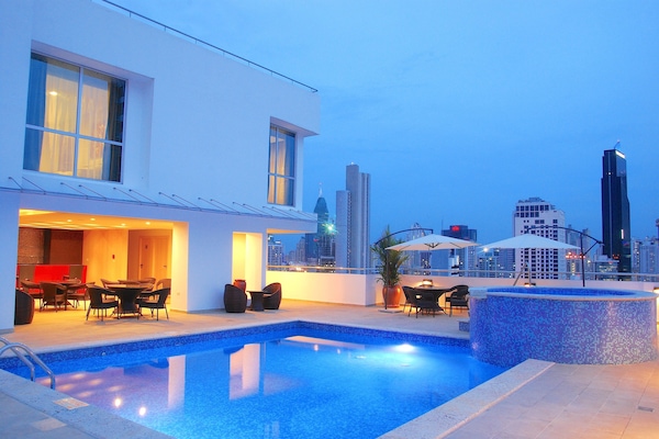 Piscina exterior, guarda-sóis, espreguiçadeiras