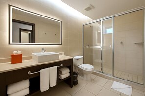 Quarto luxo, 1 cama King (Fitness) | Banheiro | Chuveiro, produtos de toalete biodegradáveis, secador de cabelo 