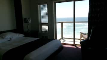 Deluxe Corner View 1 Bedroom Suite w/Murphy Bed & Balcony (No Pets) | 1 quarto, Wi-Fi de cortesia, roupa de cama