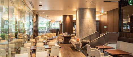 Pequeno-almoço tipo buffet diário (2200 JPY por pessoa)