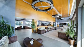 4 bares/lounges, bar ao lado da piscina, bar na praia