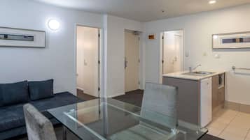 Apartamento, 2 quartos, cozinha | Escrivaninha, espaço de trabalho para notebook