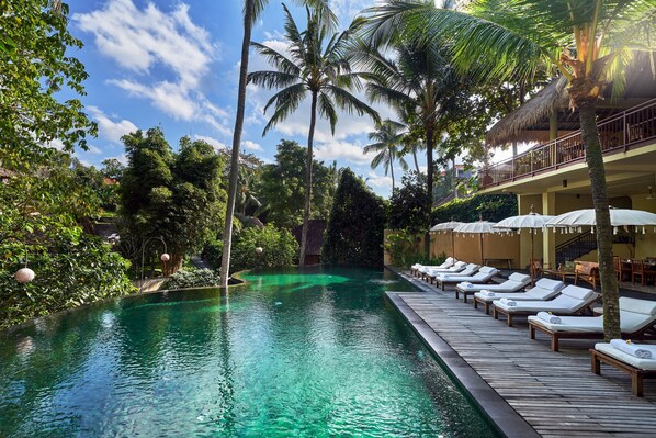 Piscina externa, guarda-sóis, espreguiçadeiras