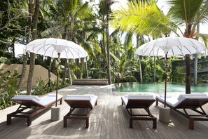 Piscina externa, guarda-sóis, espreguiçadeiras