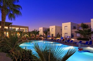 3 piscinas externas, guarda-sóis, espreguiçadeiras
