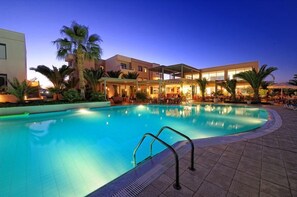 3 piscinas externas, guarda-sóis, espreguiçadeiras