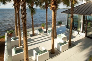 Terraço com espreguiçadeiras