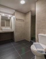 Quarto casal ou duplo, vista para o jardim, no piso térreo | Banheiro | Banheira de imersão, produtos de toalete grátis, secador de cabelo 