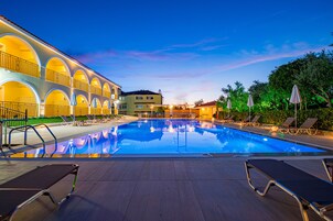 Piscina externa sazonal, funciona das 9h às 21h, guarda-sóis