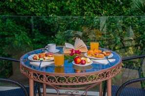 Café da manhã com buffet grátis todos os dias