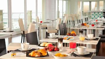 Pequeno-almoço tipo buffet diário (15 EUR por pessoa)