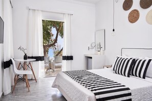 Quarto Duplo, vista para o jardim | Minibar, cofre no quarto 