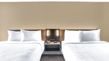 Quarto luxo, 2 camas Queen, para não fumantes, geladeira e micro-ondas | Camas com colchões pillow-top, escrivaninha, cortinas blackout
