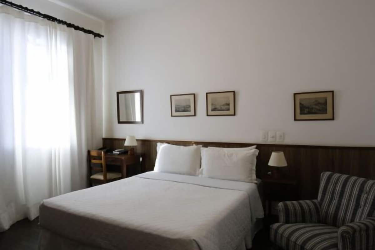 Minibar, secretária, Wi-fi grátis, roupa de cama fornecida