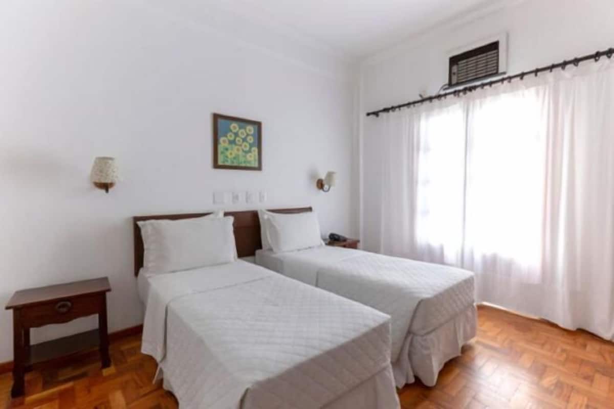 Frigobar, escrivaninha, Wi-Fi de cortesia, roupa de cama