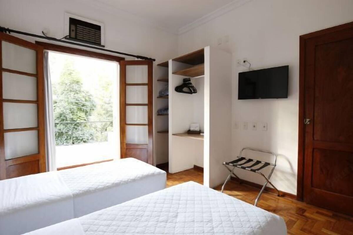 Minibar, secretária, Wi-fi grátis, roupa de cama fornecida