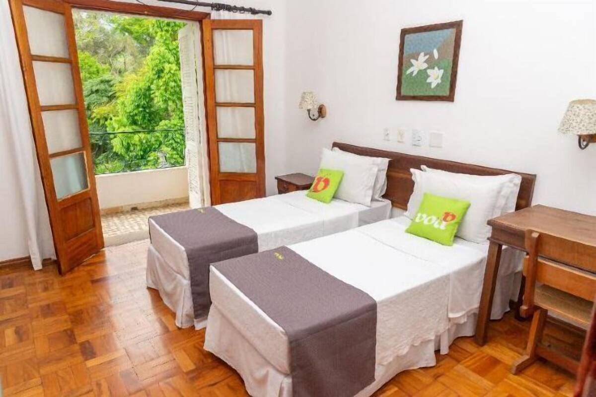 Minibar, secretária, Wi-fi grátis, roupa de cama fornecida