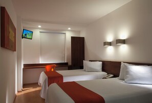 Secretária, cortinas/cortinados opacos, ferro/tábua de engomar 