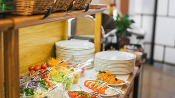 Pequeno-almoço tipo buffet diário mediante uma taxa