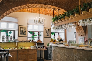 Café da manhã com buffet todos os dias (PLN 55 por pessoa)