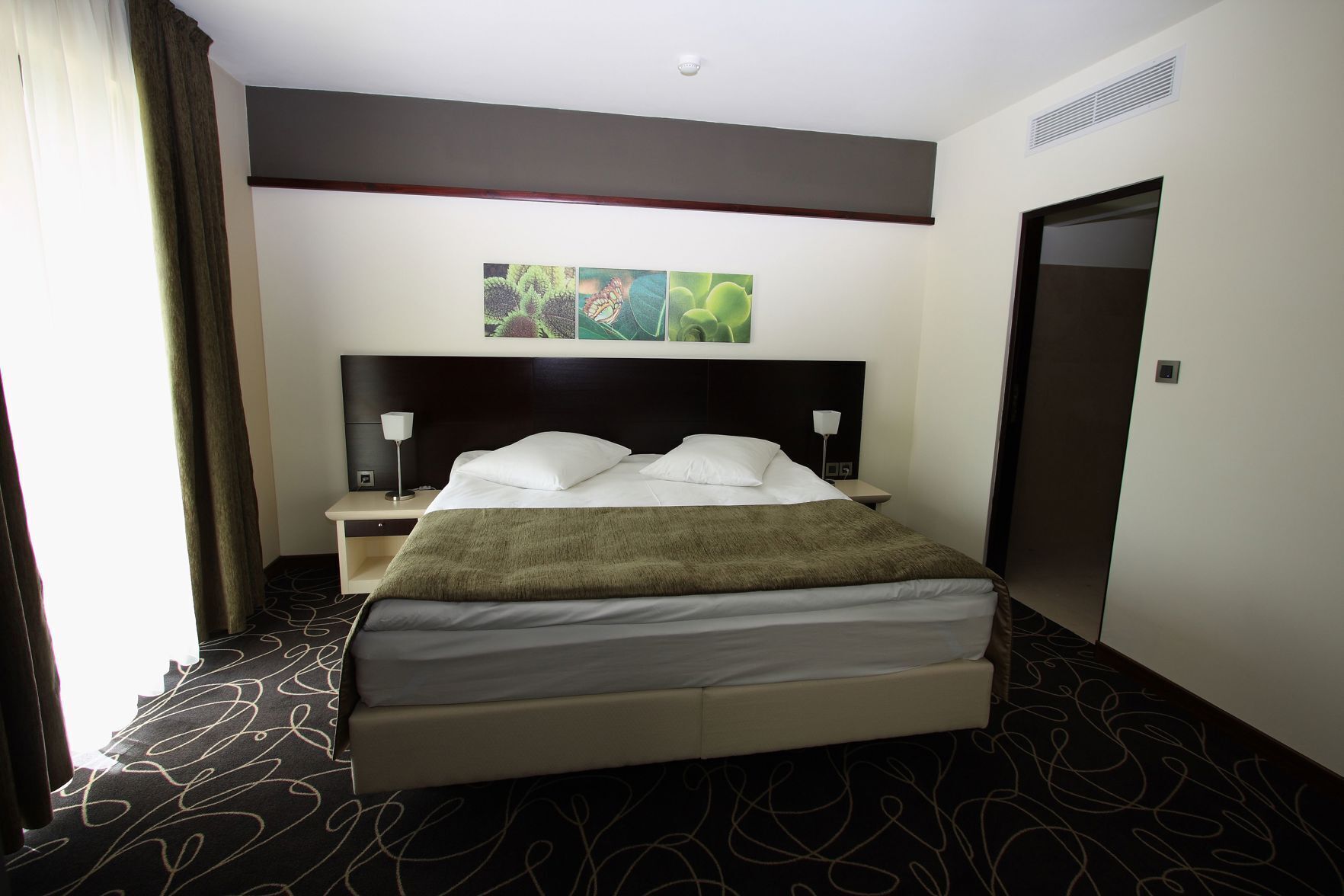1 quarto, frigobar, cofres nos quartos, cortinas blackout