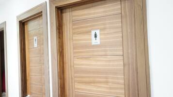 Quarto solteiro, suíte (shared toilet) | Banheiro