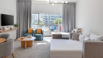 Roupas de cama premium, cofres nos quartos, cortinas blackout