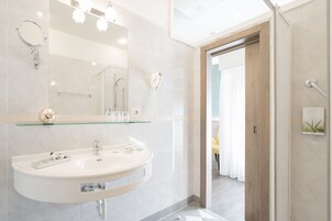 Quarto casal conforto | Banheiro | Chuveiro, produtos de toalete grátis, secador de cabelo