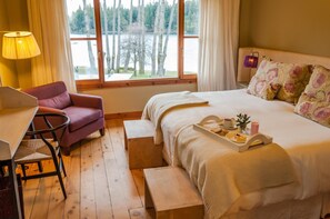 Quarto Duplo Deluxe, vista para o lago | Lençóis de algodão egípcio, minibar, cofre no quarto, secretária 