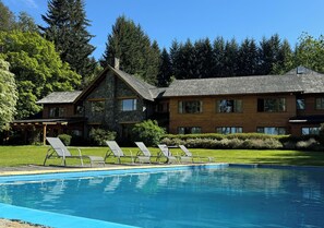 Piscina externa, espreguiçadeiras